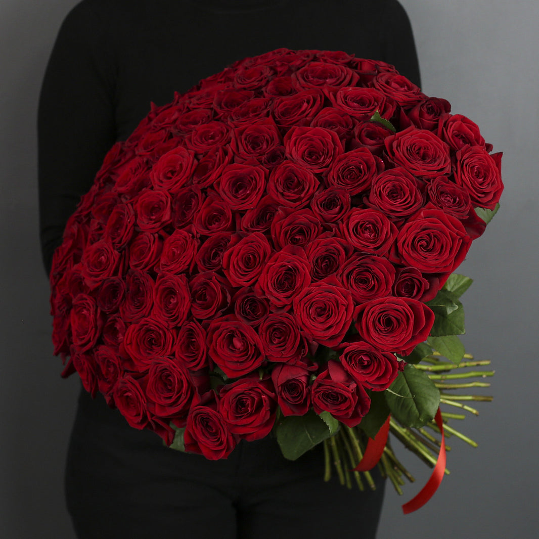 Meaning and Significance Behind 50 Roses Bouquet – NoonGifts.Com